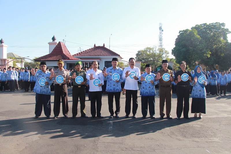 100 PNS WONOGIRI ANGKAT SUMPAH DAN JANJI - Prokopim Kabupaten Wonogiri